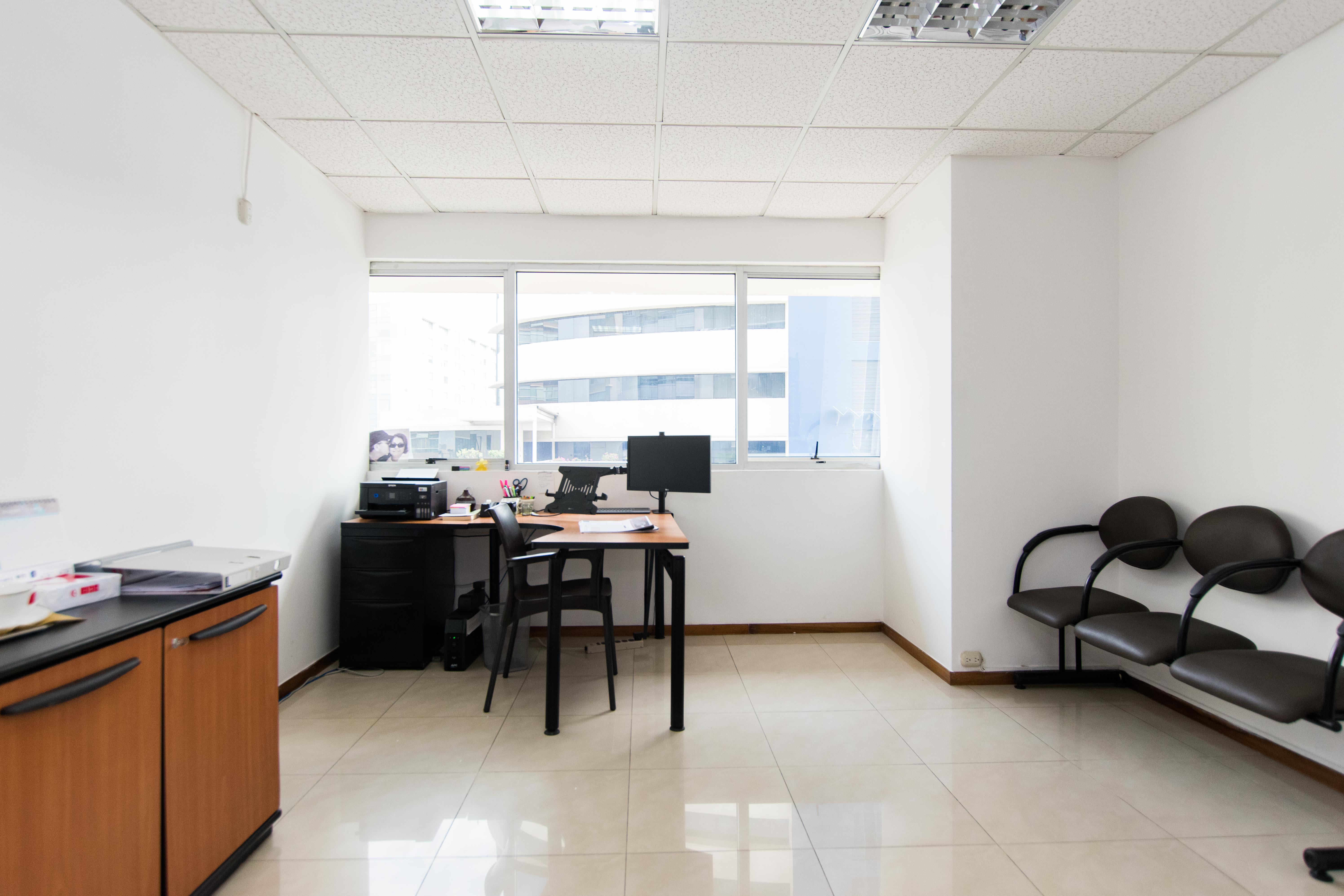 Oficina amoblada en alquiler ubicada en el Edificio Trade Building ...