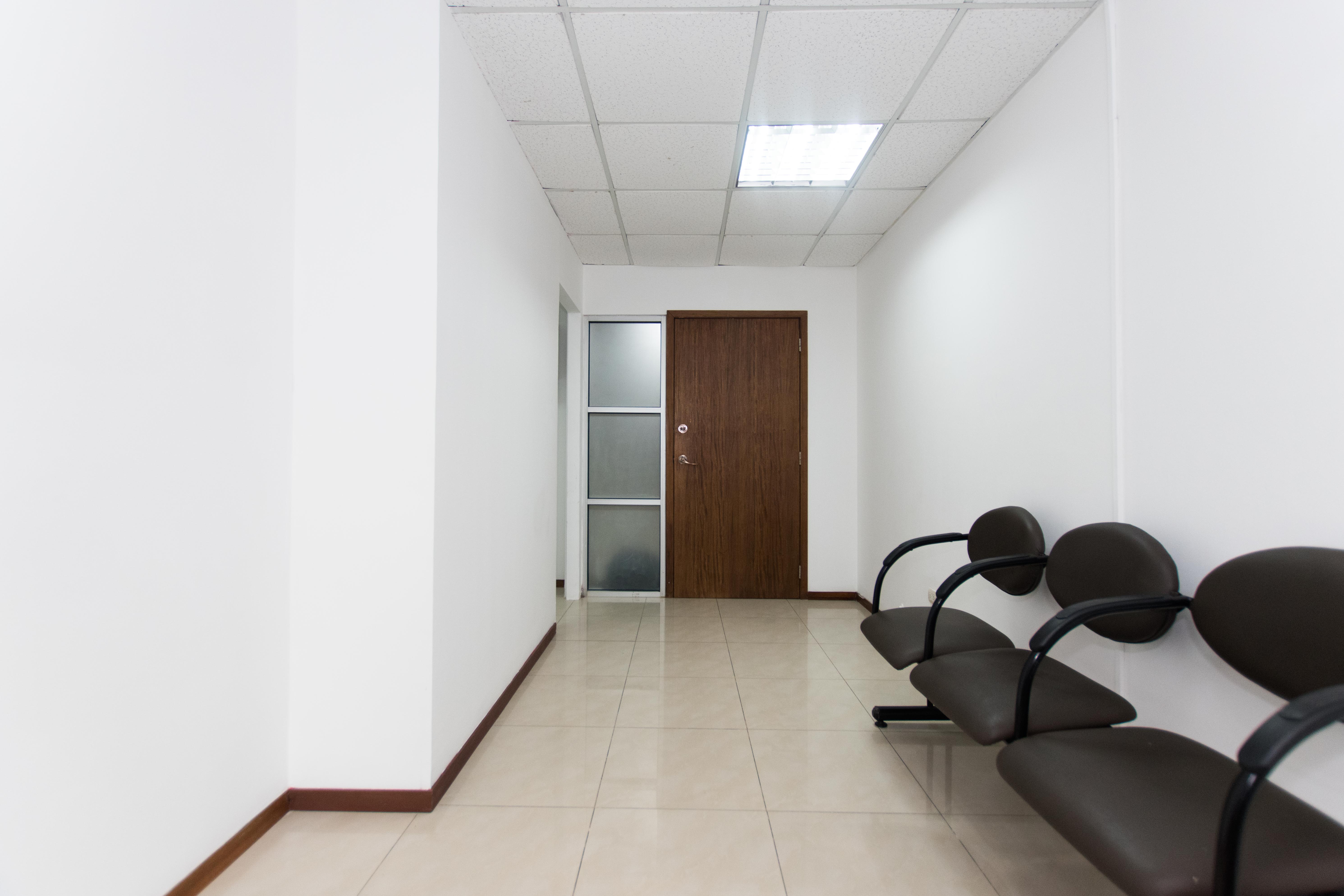 Oficina amoblada en alquiler ubicada en el Edificio Trade Building ...