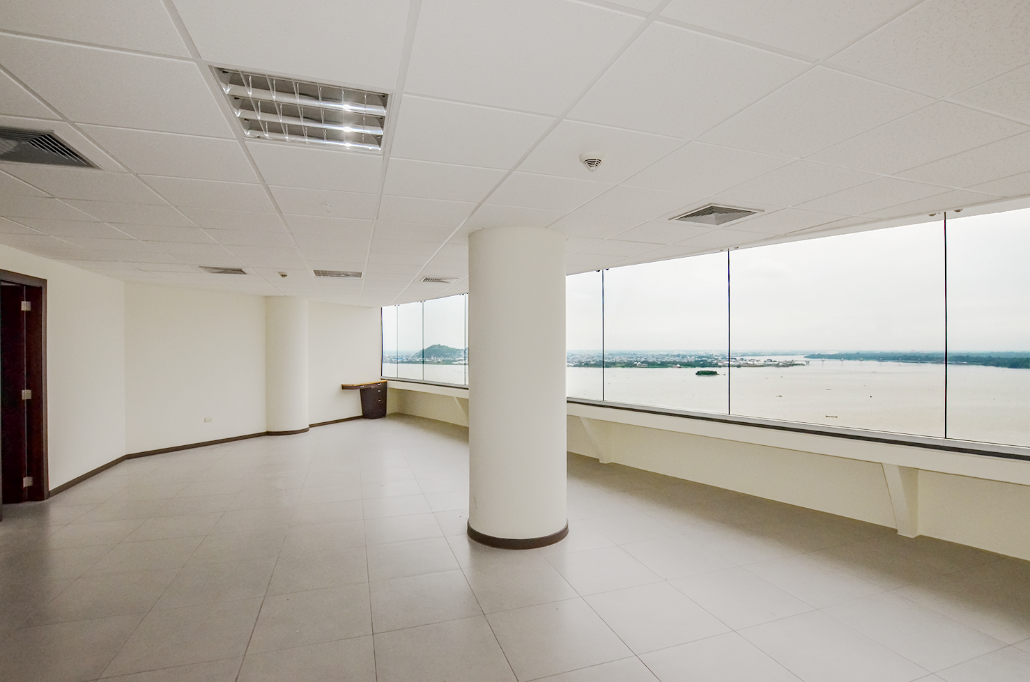 Oficina en alquiler en edificio The Point sector centro de Guayaquil ...
