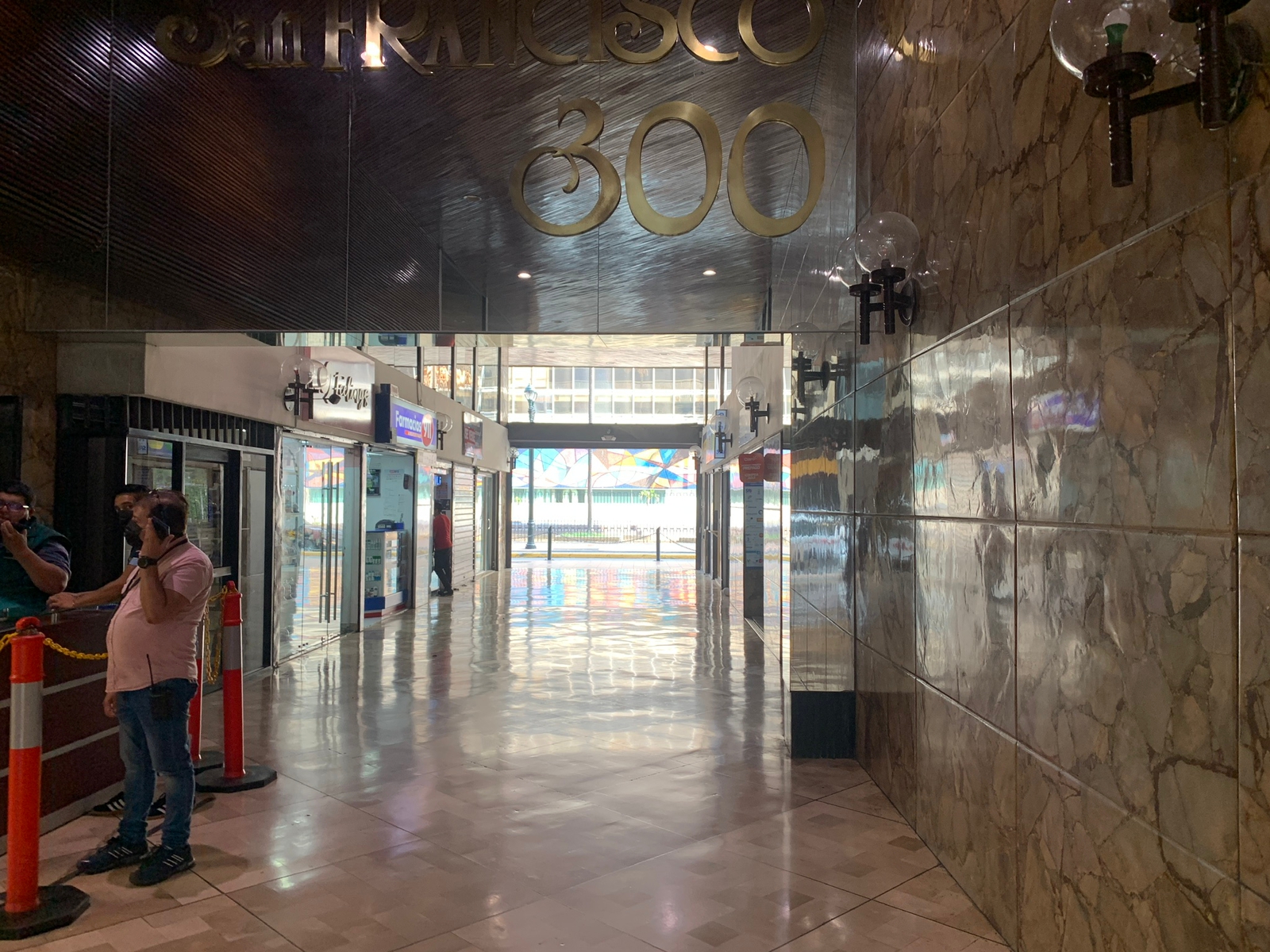 Parqueo en venta ubicado en el Edificio San Francisco 300, Centro de Guayaquil | GeoBienes